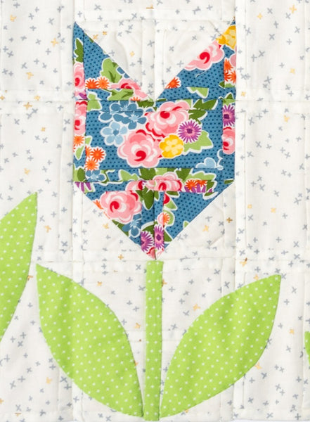 Tulip Table Topper Pattern – Daisy and Grace